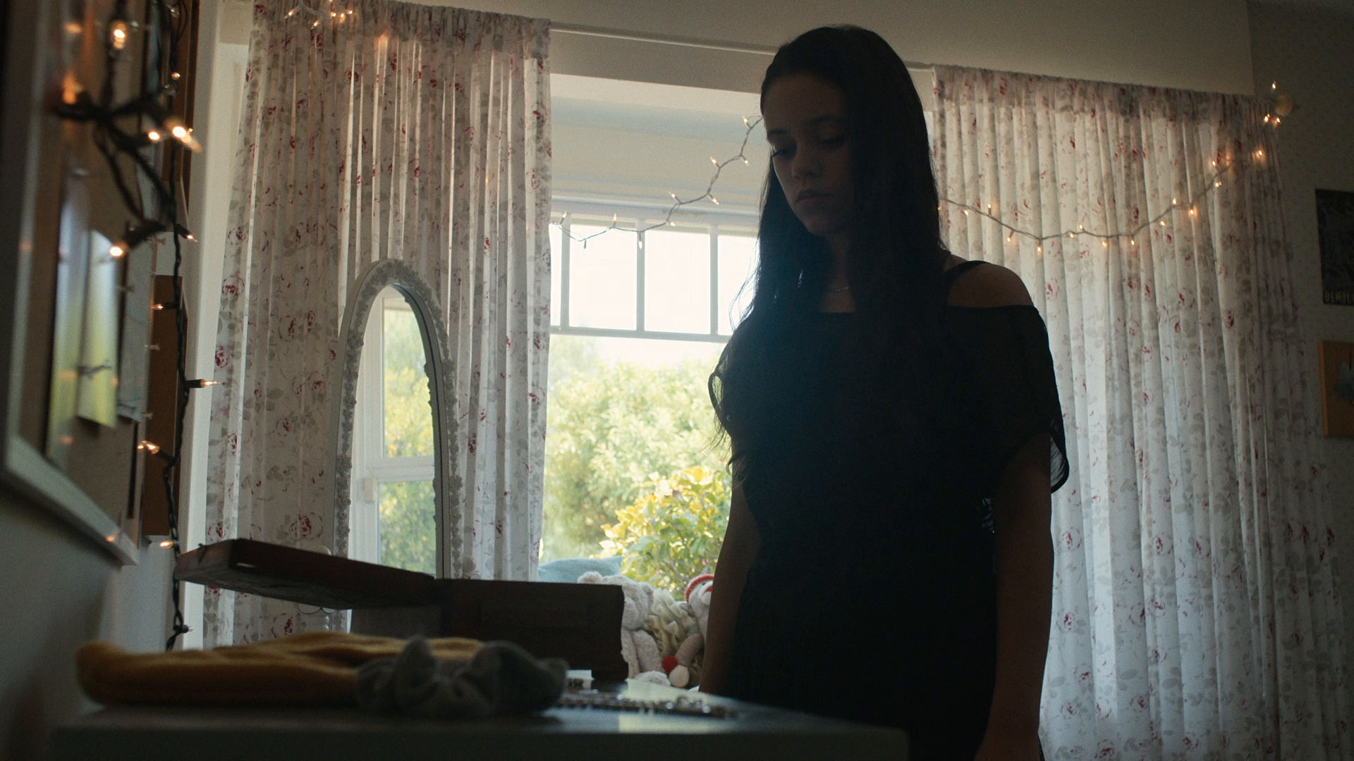 Screen Captures - 0501 - Jenna Ortega World - Photo Gallery