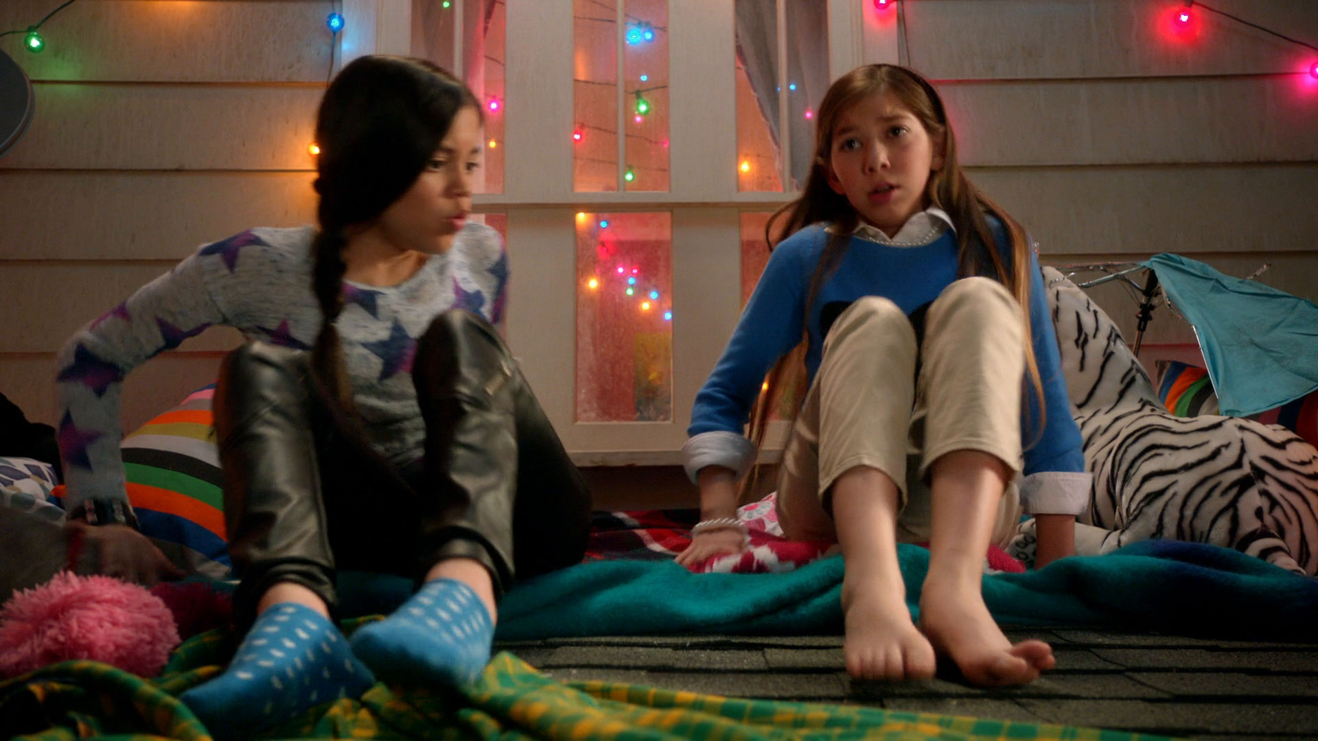1.08 - Stuck in Harley's Comet - 399 - Jenna Ortega World - Photo Gallery